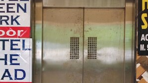 Um elevador com placas indicando Hotel Green Park e o 3º andar.