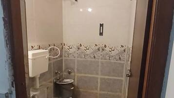 Toalhas de banho, sabonete, shampoo, papel higiênico