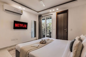 Apartamento luxo | Roupas de cama premium, escrivaninha, espaço de trabalho para notebook