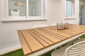 Apartamento conforto, vista para a cidade | Opções para refeição ao ar livre