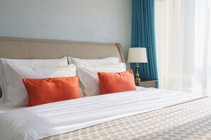 Quarto casal superluxo, vista para a cidade | Roupas de cama premium, edredons de pluma, cortinas blackout