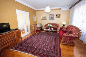 Apartamento Familiar, 2 quartos, varanda, vista para o jardim | Sala de estar | Televisor de ecrã plano de 40 polegadas com canais por cabo 