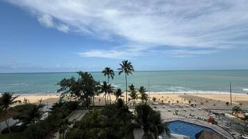 Apartamento | Praia | Na praia, praia de areia branca, guarda-sóis de praia