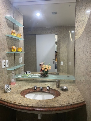 Apartamento | Casa de banho | Um secador de cabelo, toalhas fornecidas, sabão, champô 