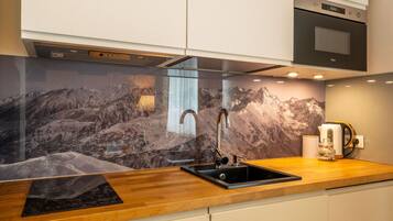 Apartamento | Kitchenette privada | Um frigorífico, um micro-ondas, uma placa de cozinha