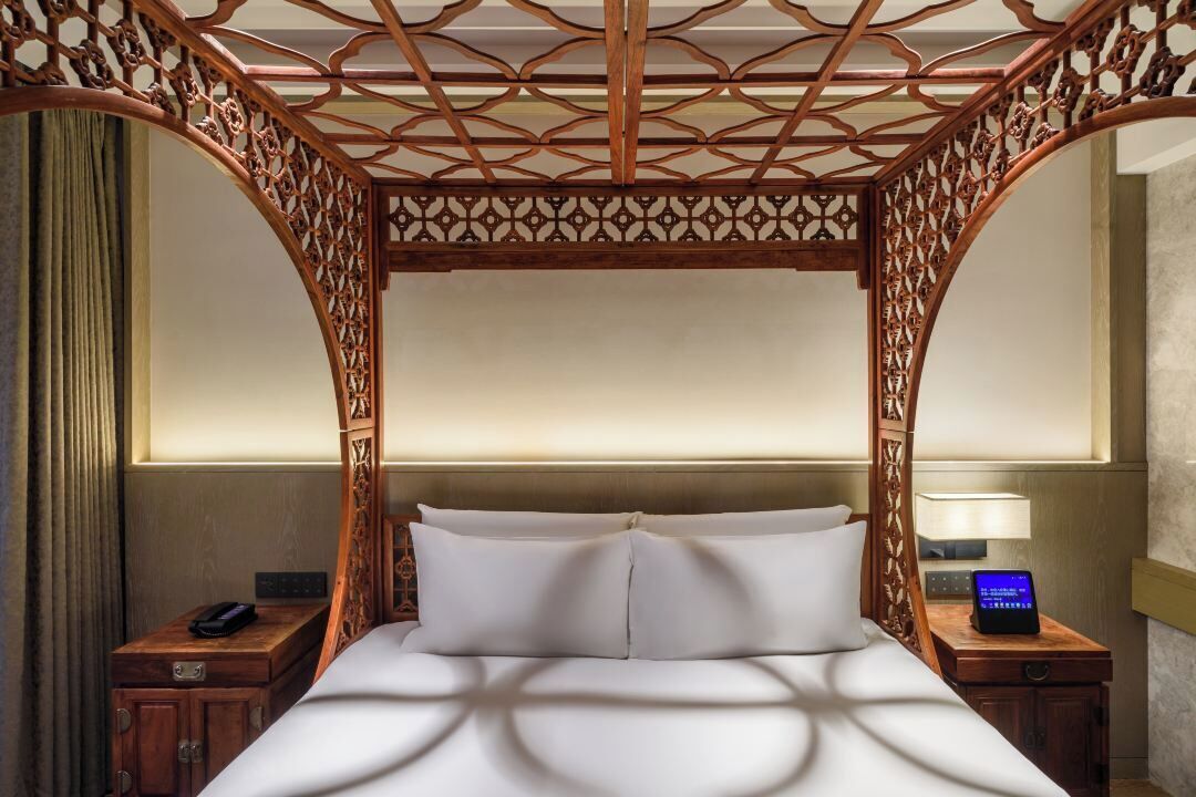 Quarto casal com design assinado, 1 cama Queen, vista para o pátio