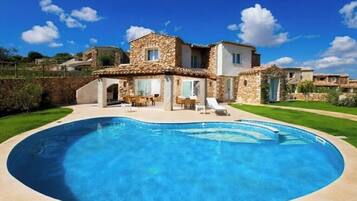 Villa Executiva, 3 quartos, pátio, vista para o jardim | Piscina | Piscina exterior sazonal
