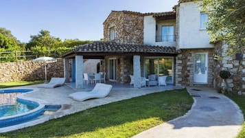 Vila executiva, 3 quartos, varanda, vista para o jardim | Terraço/pátio