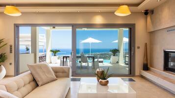 Villa, vista para o mar | Sala | Smart TV, lareira, consola de videojogos, Netflix