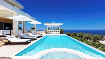 Piscina exterior sazonal, toldos gratuitos, guarda-sóis