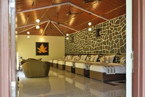 Quarto quádruplo econômico | Espaço de trabalho para notebook, Wi-Fi de cortesia