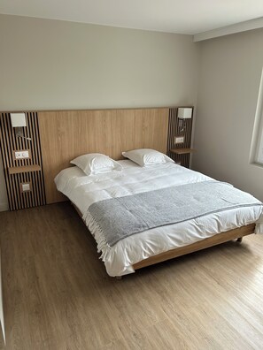 Quarto Duplo Superior | Secretária adequada para computadores portáteis, Wi-fi grátis 