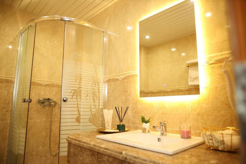 Quarto Familiar | Casa de banho | Um secador de cabelo, chinelos, toalhas fornecidas, sabão 