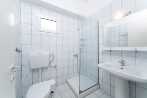 Quarto Duplo Básico | Casa de banho | Um secador de cabelo, toalhas fornecidas, sabão, champô 