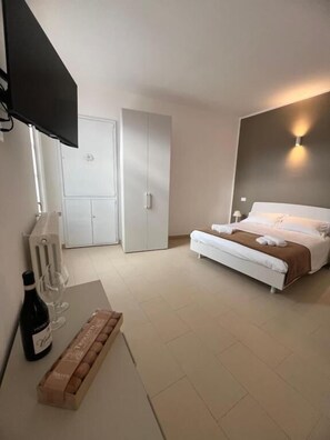 Apartamento standard, para não fumantes, sacada | Roupas de cama antialérgicas, edredons de pluma, cofres nos quartos