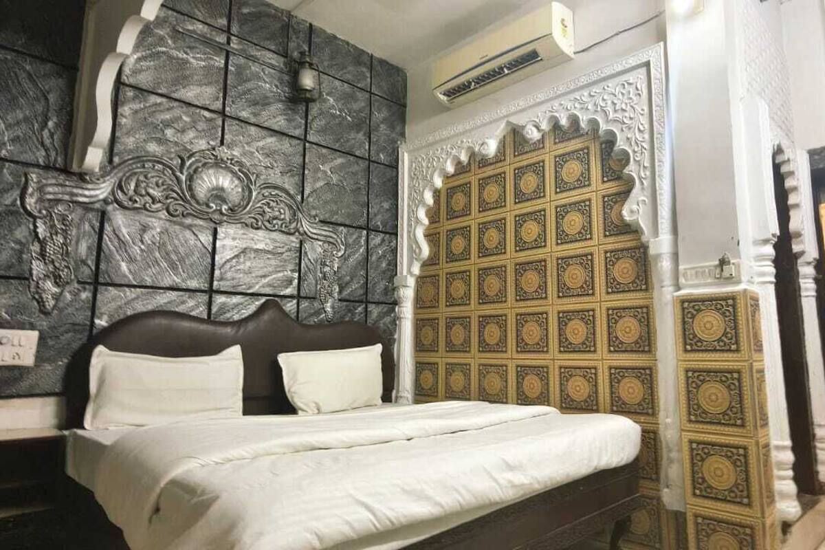 Um quarto com uma cama, uma parede decorativa e uma porta estampada.