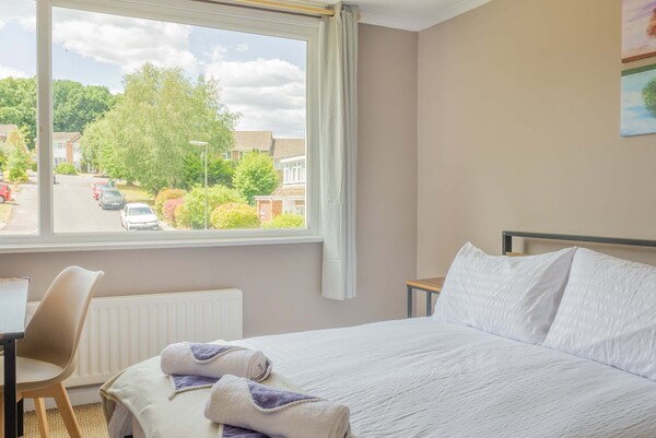 Spacious 4-bedroom House In Guildford With Free Parking - 吉爾福德