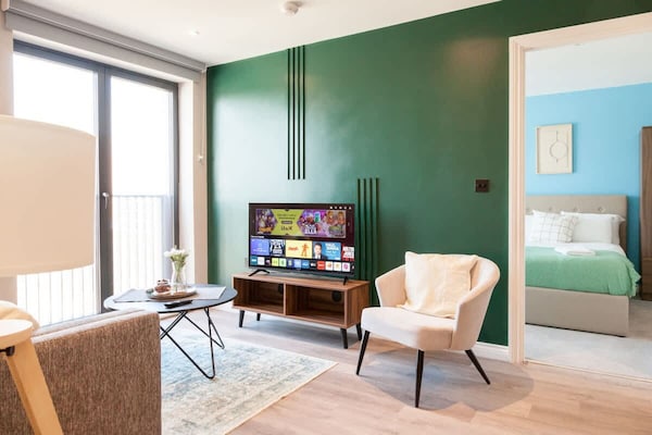 2 Bed Flats Near Station & City Centre - Sleeps 6 - Leeds
