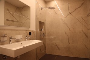 Quarto casal superior | Banheiro | Chuveiro, secador de cabelo, toalhas de banho 