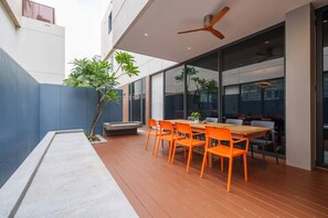 Vila, 6 quartos, para fumantes, piscina particular | Opções para refeição ao ar livre