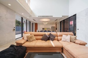 Vila, 6 quartos, para fumantes, piscina particular | Sala de estar