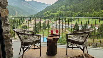 Quarto casal júnior, sacada, vista para a montanha | Terraço/pátio