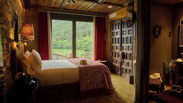 Quarto casal júnior, sacada, vista para a montanha | Cofres nos quartos, Wi-Fi de cortesia
