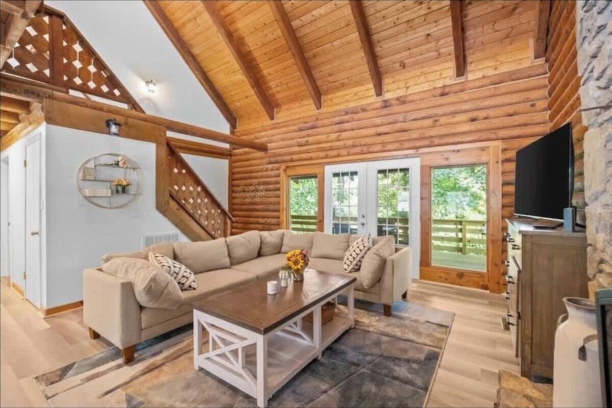 Holiday Home The Big Smokey Cabin With Game Room And Hot Tub - Lake Lure, NC