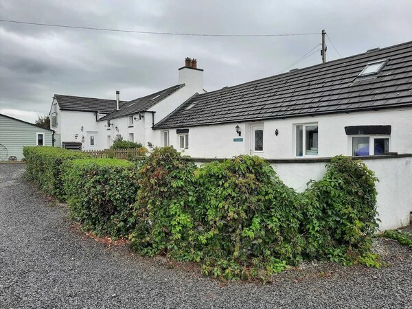 Near Rhosneigr - Sleeps 2 - Pets And Parking - Anglesey
