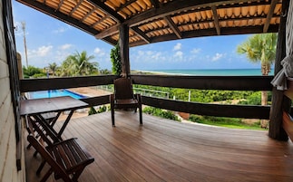 Quarto casal luxo, varanda coberta, vista para o mar | Escrivaninha, ferros/tábuas de passar roupa, Wi-Fi de cortesia