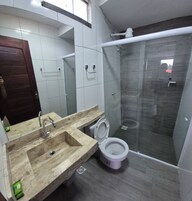 Quarto casal standard, varanda coberta | Banheiro | Chuveiro, toalhas de banho, sabonete, papel higiênico