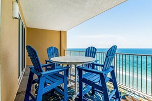 Apartamento em Condomínio Fechado, várias camas (Tropic Winds 1105) | Refeições ao ar livre