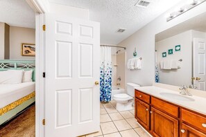 Apartamento em Condomínio Fechado, várias camas (Tropic Winds 1105) | Casa de banho