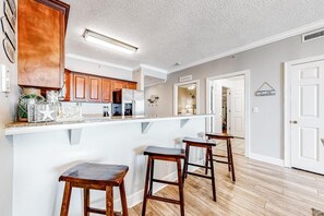 Apartamento em Condomínio Fechado, várias camas (Tropic Winds 1105) | Restaurantes