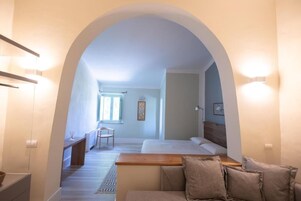 Quarto casal júnior, vista para o lago | Área de estar
