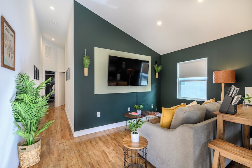 6 Miles To Disney & 5 To Airport 2 Bed Home With Garage - Huntington Beach, CA
