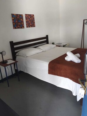 Quarto casal básico, varanda coberta, vista para a piscina | Wi-Fi de cortesia