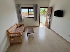 Apartamento Superior, vista para o jardim | Sala | Smart TV de 42 polegadas com canais digitais, serviços de streaming 