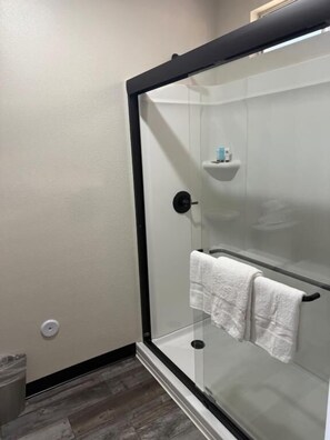 Quarto Individual Deluxe | Casa de banho | Toalhas fornecidas, sabão, champô, papel higiénico 