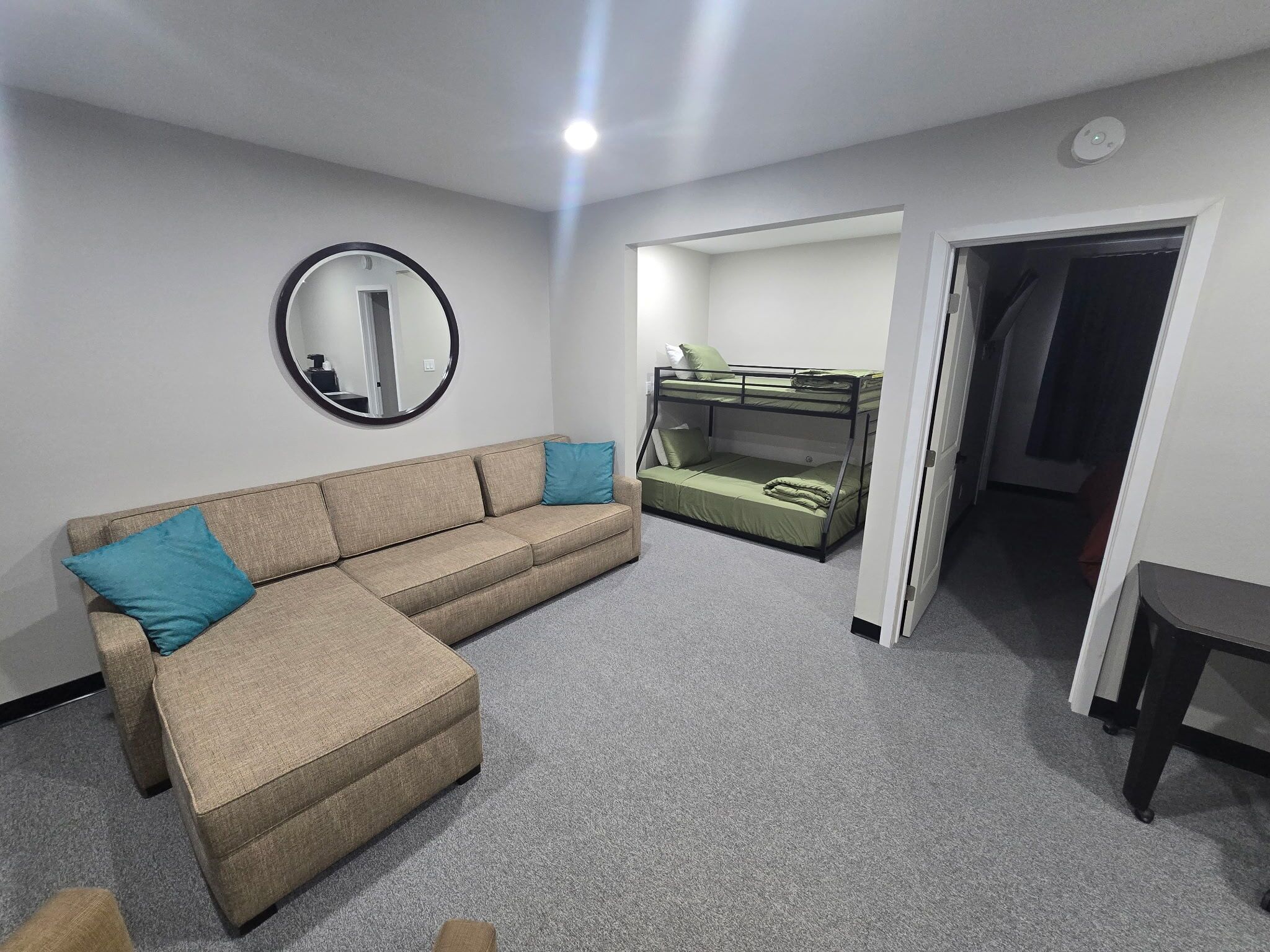 Quarto Quádruplo Familiar | Sala de estar | Smart TV de 50 polegadas com canais por cabo 