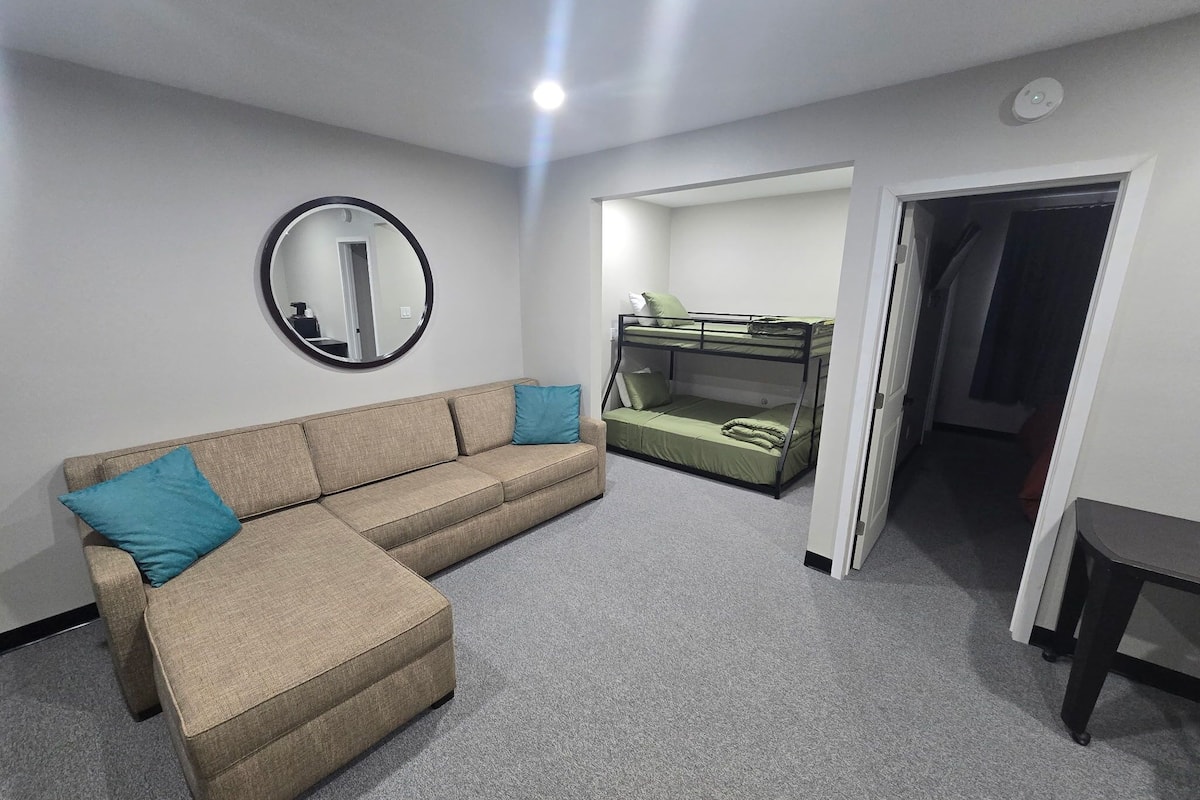 Quarto Quádruplo Familiar | Sala de estar | Smart TV de 50 polegadas com canais por cabo