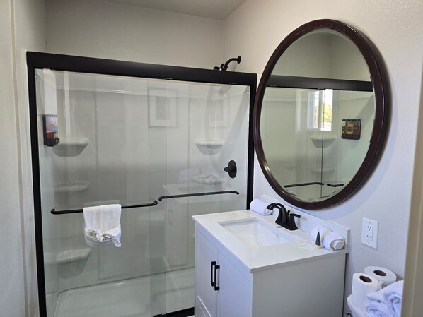 Suite Comfort | Casa de banho | Toalhas fornecidas, sabão, champô, papel higiénico 