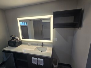Quarto solteiro standard | Banheiro | Toalhas de banho, sabonete, shampoo, papel higiênico