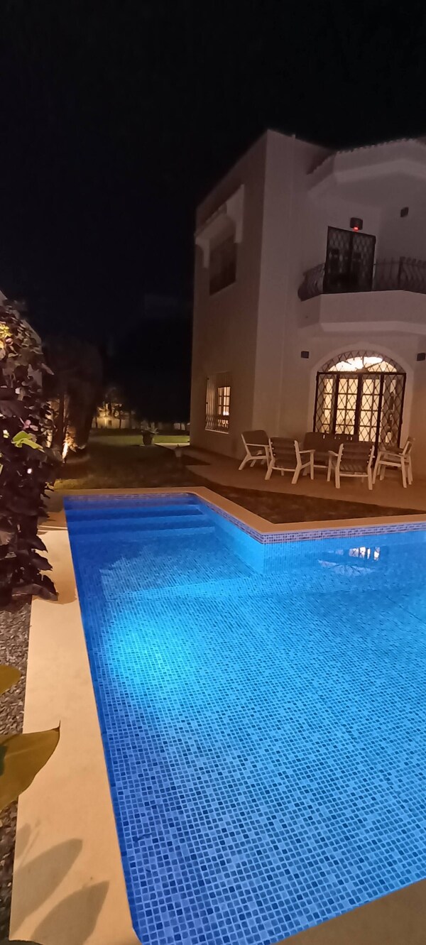 Charming 600sqm Villa With A Large Garden & Pool - Tunis