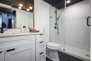 Apartamento, 2 quartos, não fumadores, cozinha | Casa de banho | Um secador de cabelo, toalhas fornecidas, sabão, champô 