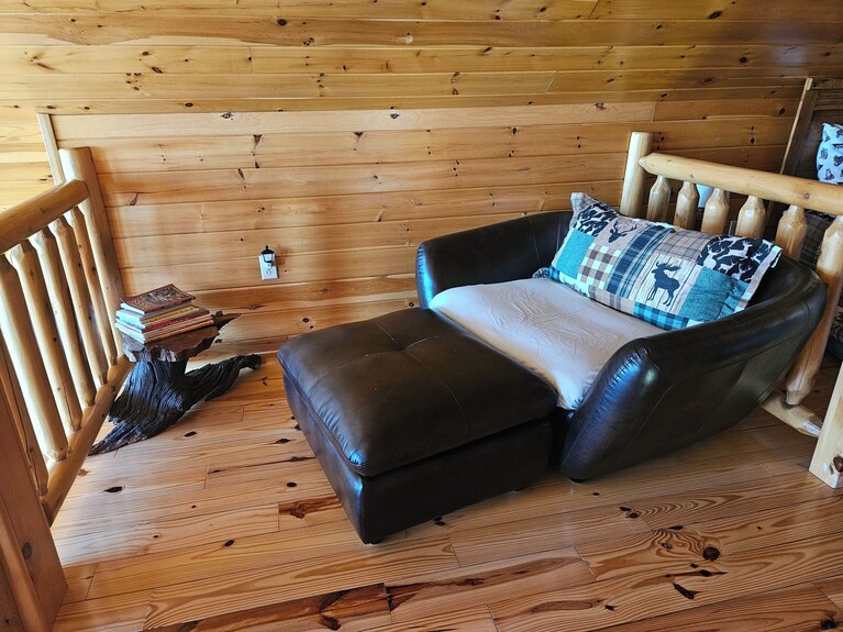 Lovely And Rustic 3-bedroom Cabin In Cairnbrook For A Relaxing Getaway - Indian Lake, PA