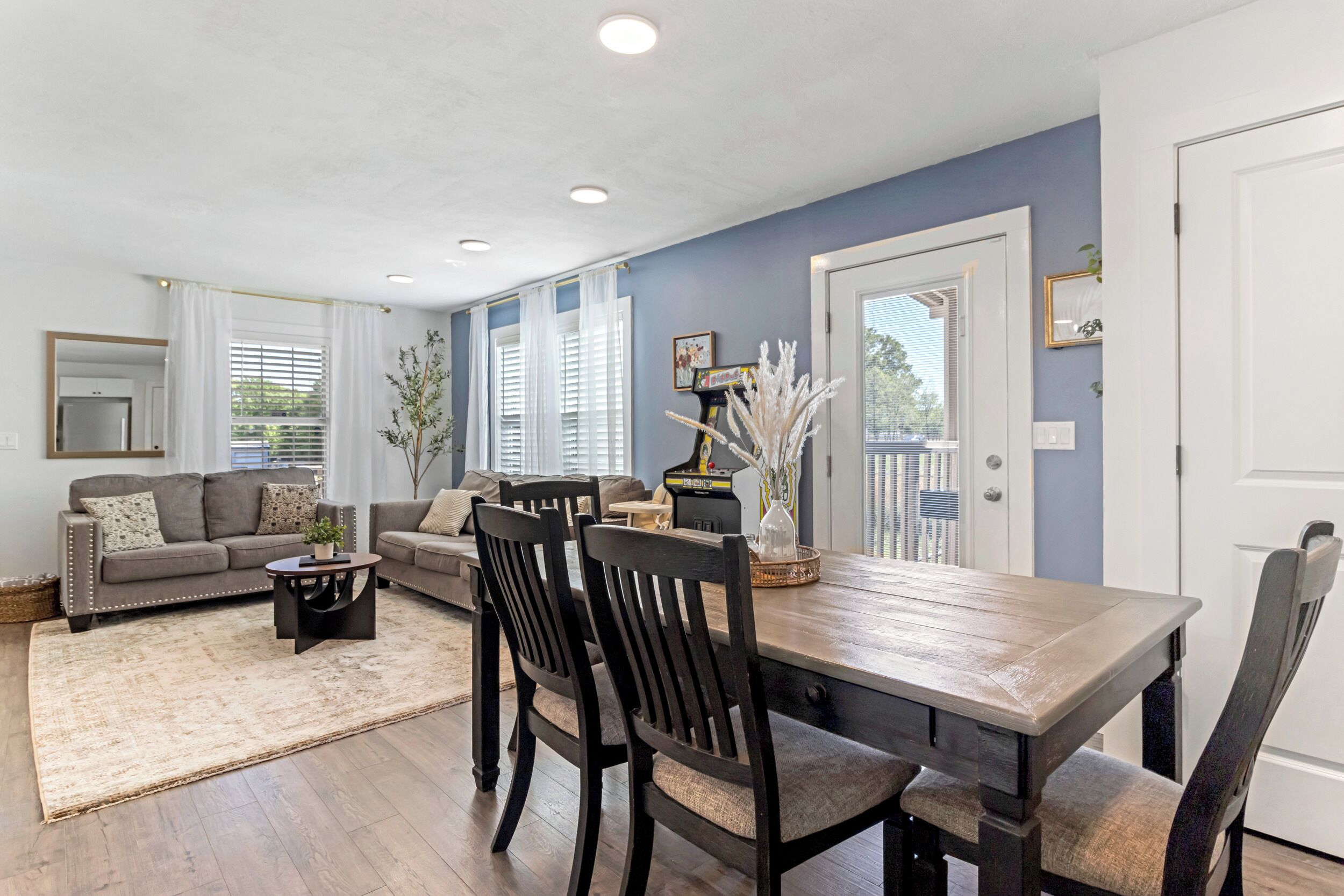 Work & Play Retreat Sleeps 7 - Bbq, Arcade & Fresh Eggs - Lake Bowen, SC