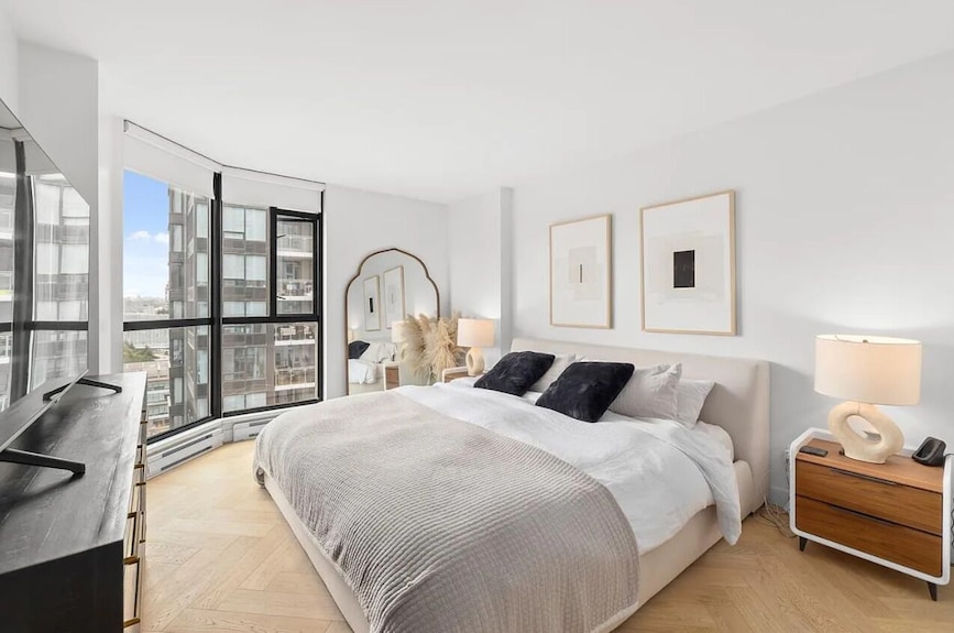 Walk To Fifa | Yaletown 2br/2ba Steps To Bc Place - North Vancouver