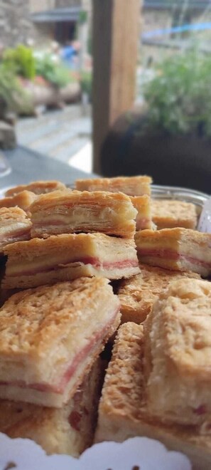 Close-up de um alimento, possivelmente um pastel ou sobremesa, com camadas visíveis no interior.