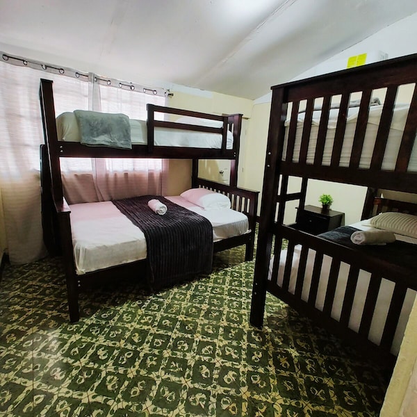 Gold House Parking & Hostal - Guatemala City
